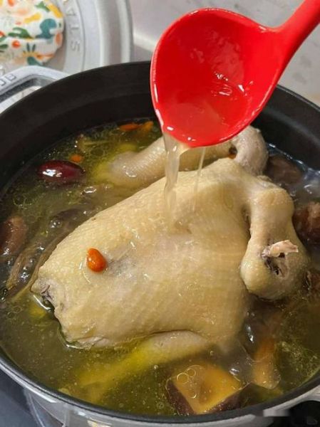 煲鸡汤要焯水吗_焯水后汤更鲜还是更寡淡-第3张图片-山城妙识 煲鸡汤要焯水吗_焯水后汤更鲜还是更寡淡-第3张图片-山城妙识