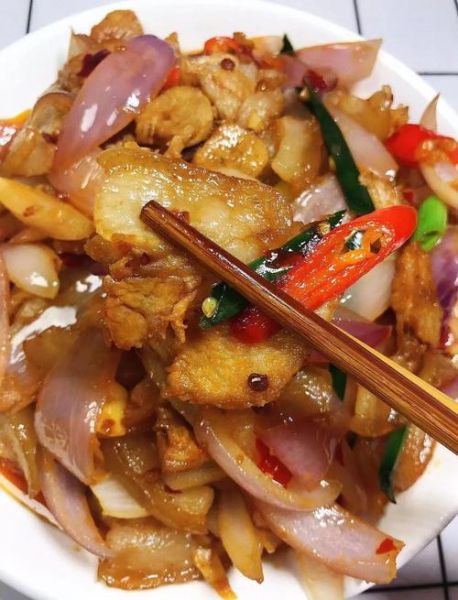 洋葱炒肉怎么炒才好吃_洋葱炒肉的家常做法步骤-第3张图片-山城妙识