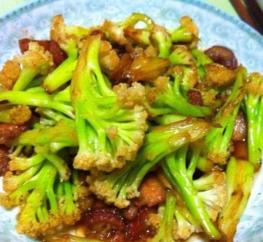 绿色花菜炒肉怎么炒好吃_绿色花菜炒肉的家常做法-第1张图片-山城妙识