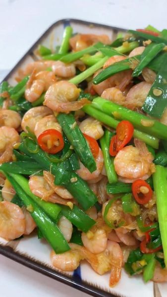 虾仁炒韭菜怎么做_虾仁炒韭菜需要焯水吗-第3张图片-山城妙识