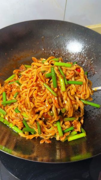 蒜薹炒肉拌面怎么做_蒜薹炒肉拌面好吃吗-第3张图片-山城妙识 蒜薹炒肉拌面怎么做_蒜薹炒肉拌面好吃吗-第3张图片-山城妙识