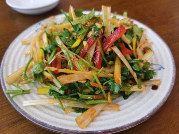 老虎菜都有什么配菜_正宗做法需要哪些食材-第1张图片-山城妙识 老虎菜都有什么配菜_正宗做法需要哪些食材-第1张图片-山城妙识