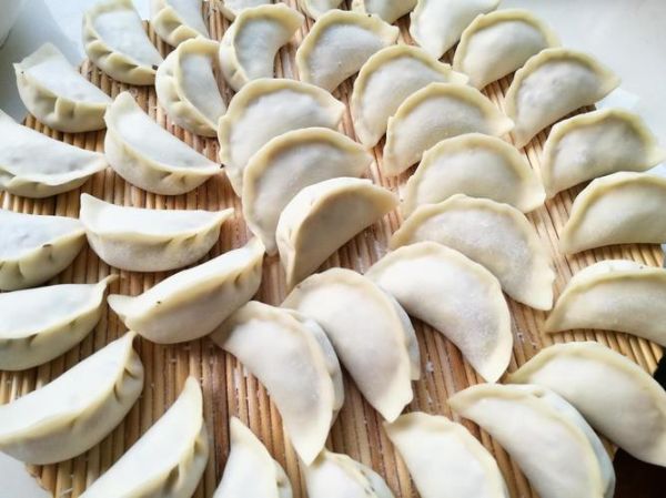 蒲菜水饺怎么做_蒲菜水饺馅料怎么调-第1张图片-山城妙识