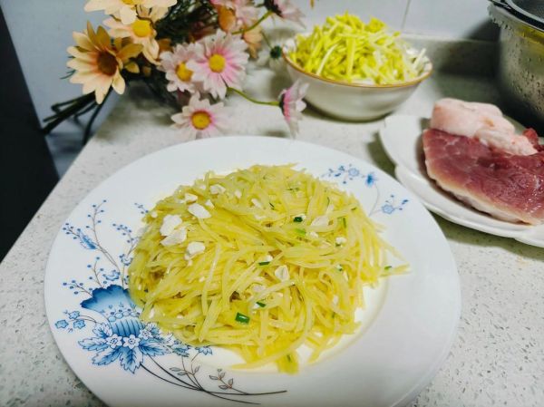 咸蛋黄土豆丝怎么做_咸蛋黄土豆丝家常做法-第3张图片-山城妙识 咸蛋黄土豆丝怎么做_咸蛋黄土豆丝家常做法-第3张图片-山城妙识