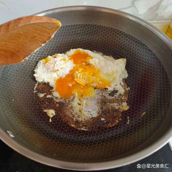 摊鸡蛋怎么不粘锅_摊鸡蛋需要几分钟-第2张图片-山城妙识