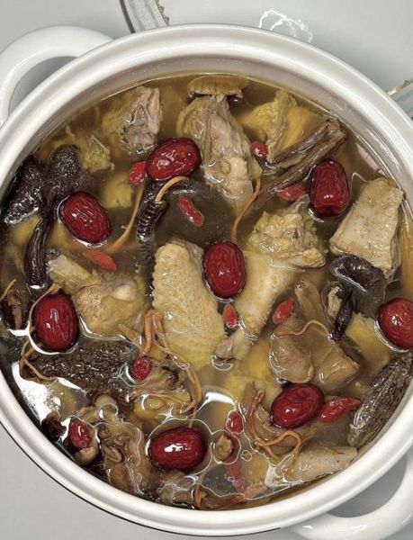 煲鸡汤用什么食材比较好_哪些配料能让鸡汤更鲜美-第1张图片-山城妙识 煲鸡汤用什么食材比较好_哪些配料能让鸡汤更鲜美-第1张图片-山城妙识