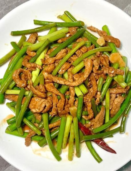 蒜苔炒肉丝怎么炒好吃窍门_蒜苔炒肉先炒蒜苔还是先炒肉-第1张图片-山城妙识 蒜苔炒肉丝怎么炒好吃窍门_蒜苔炒肉先炒蒜苔还是先炒肉-第1张图片-山城妙识