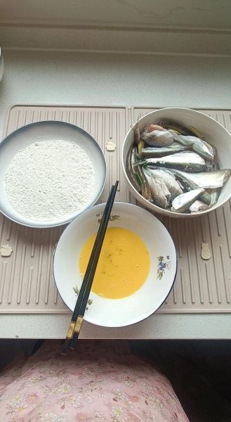 炸小鱼怎么腌制_炸小鱼腌制多久才入味-第1张图片-山城妙识