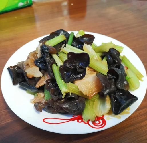 木耳芹菜炒肉丝怎么做_木耳芹菜炒肉丝热量高吗-第2张图片-山城妙识 木耳芹菜炒肉丝怎么做_木耳芹菜炒肉丝热量高吗-第2张图片-山城妙识