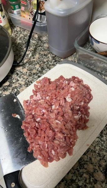 猪肉大葱饺子馅怎么调才香_猪肉大葱饺子馅的秘诀-第1张图片-山城妙识 猪肉大葱饺子馅怎么调才香_猪肉大葱饺子馅的秘诀-第1张图片-山城妙识