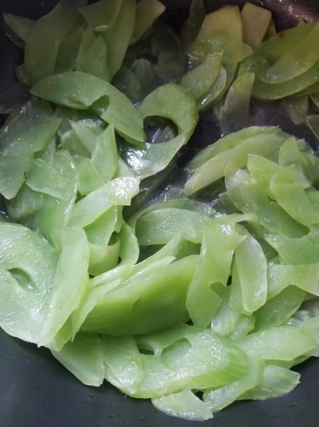 清炒莴笋怎么做_清炒莴笋需要焯水吗-第3张图片-山城妙识 清炒莴笋怎么做_清炒莴笋需要焯水吗-第3张图片-山城妙识