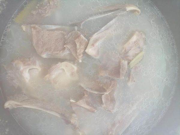 清炖羊骨头汤的做法_羊骨头汤怎么炖不膻-第1张图片-山城妙识 清炖羊骨头汤的做法_羊骨头汤怎么炖不膻-第1张图片-山城妙识